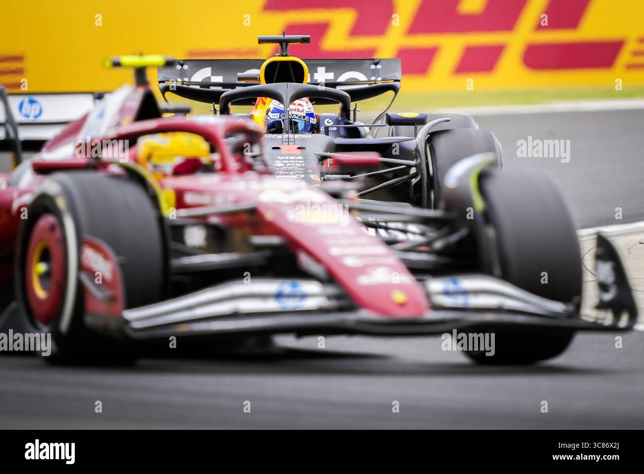 BOEDAPEST - Lewis Hamilton (Ferrari), Max Verstappen (Red Bull Racing ...