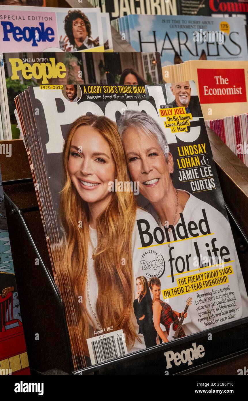 Barnes & Noble Booksellers on Fifth Avenue in New York City has a large ...