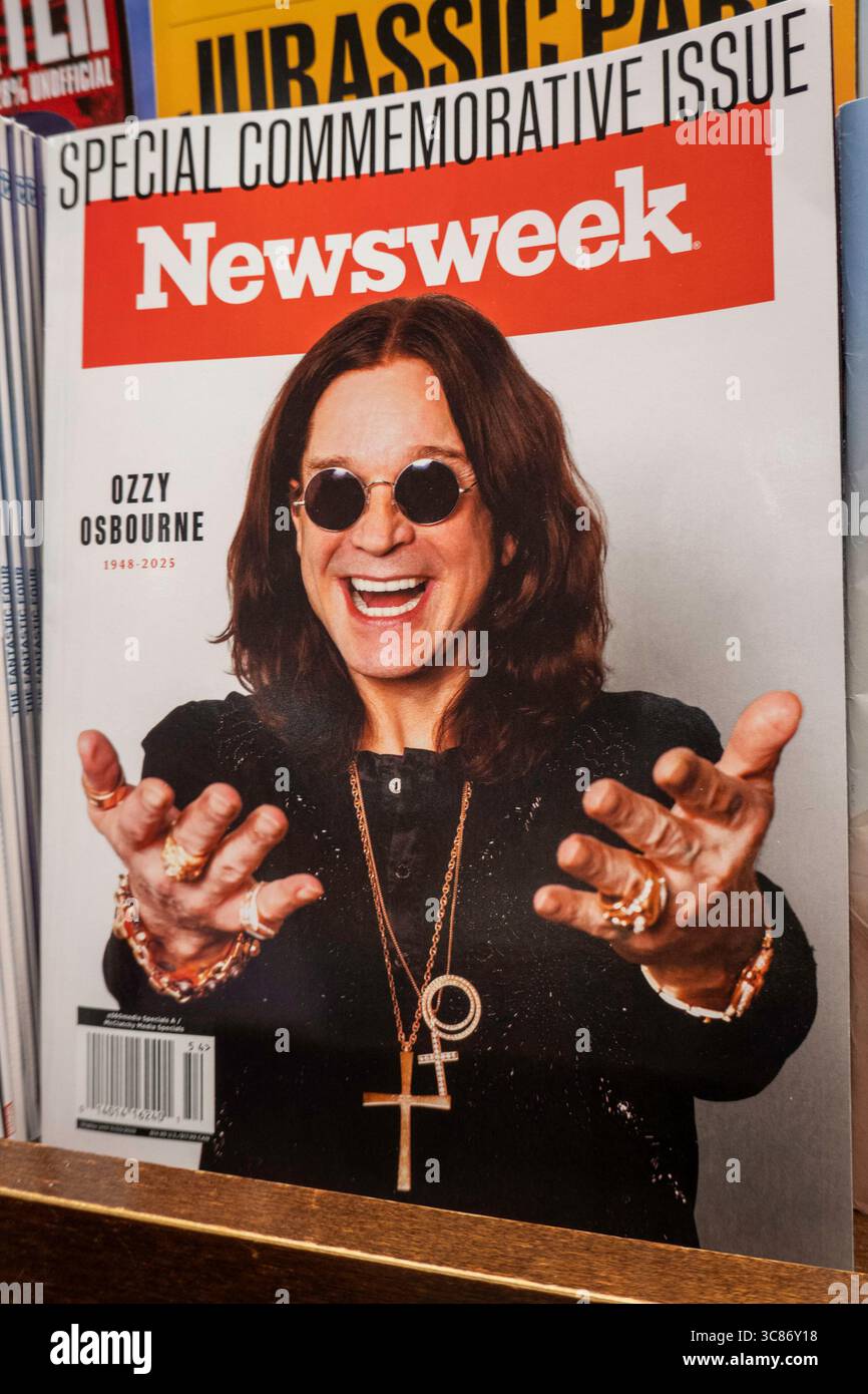 Barnes & Noble Booksellers on Fifth Avenue in New York City has a large ...