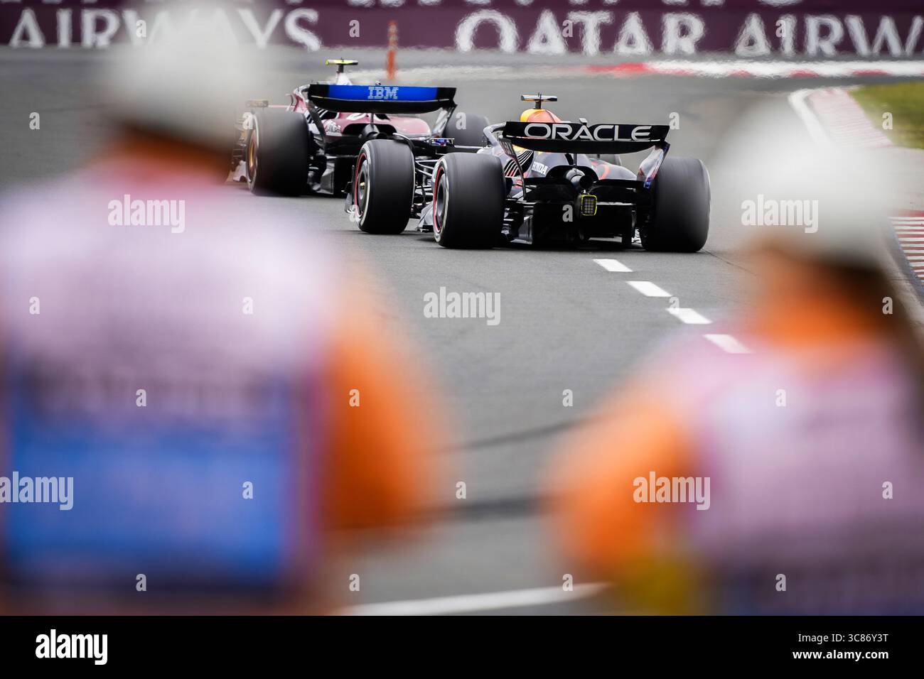 BOEDAPEST - Max Verstappen (Red Bull Racing) behind Lewis Hamilton ...