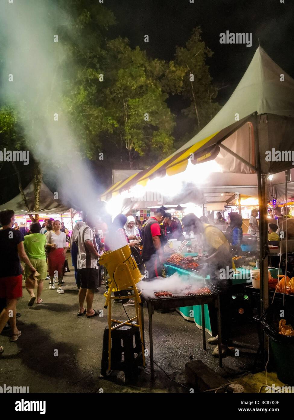 Hawker cooking satay stall hi-res stock photography and images - Alamy