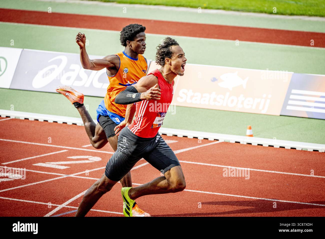 HENGELO - Winner Job Geerds during 110 meter hurdles at the NK ...