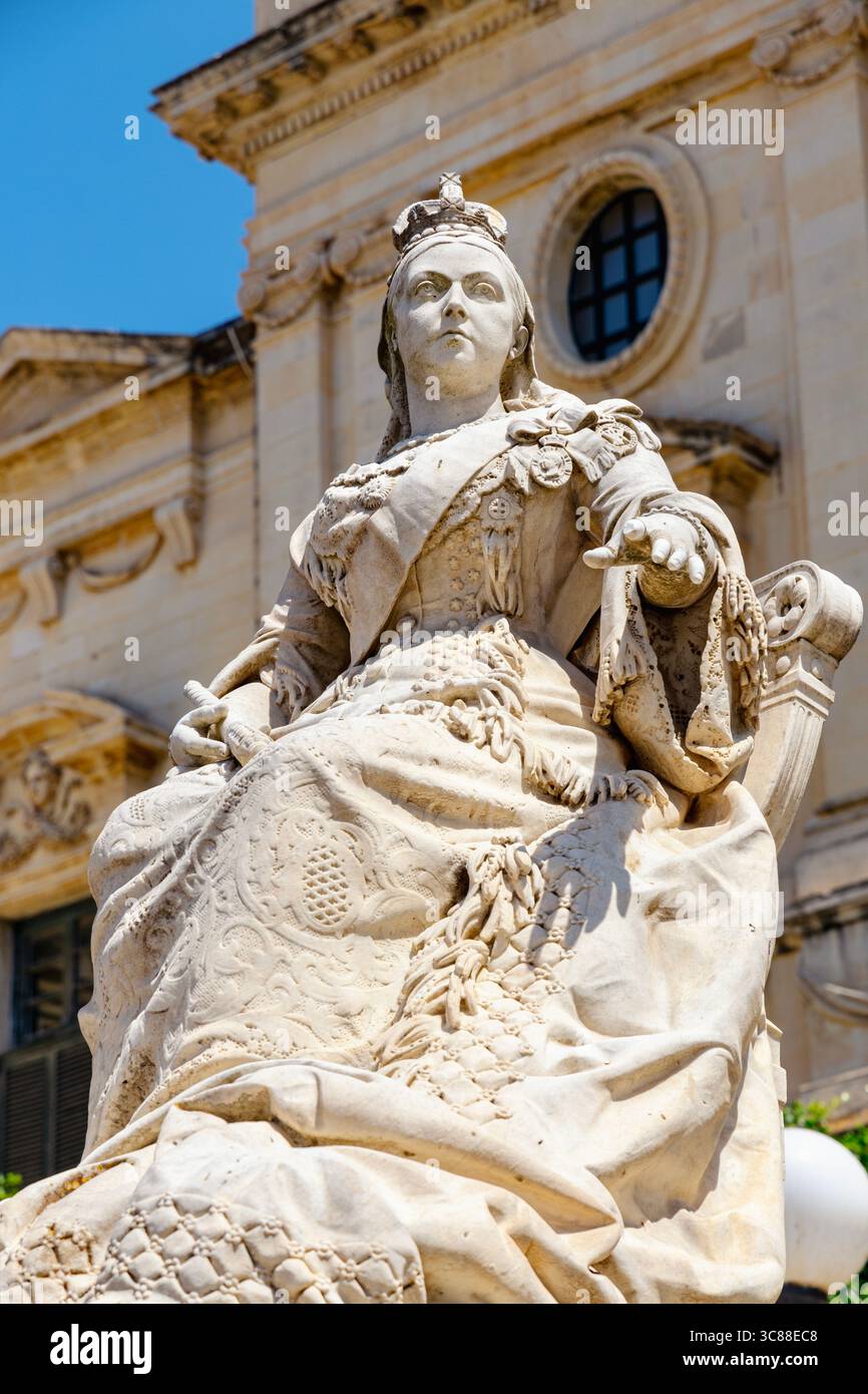 Queen Victoria statue by Giuseppe Valenti outside National Library of ...