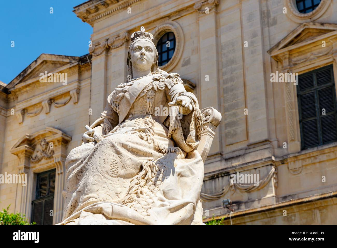 Queen Victoria statue by Giuseppe Valenti outside National Library of ...