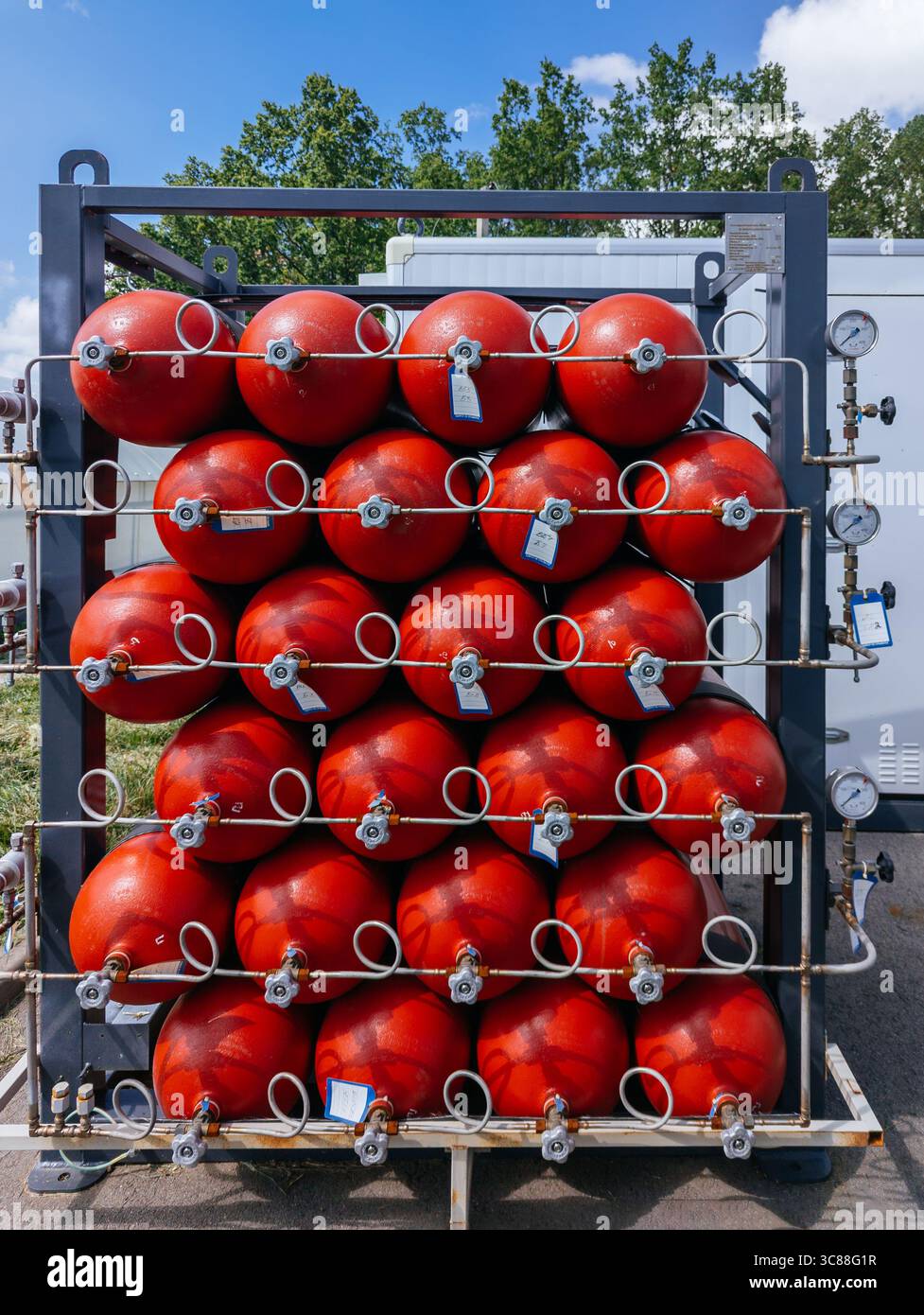 Bundle of liquid petroleum gas cylinders Stock Photo - Alamy