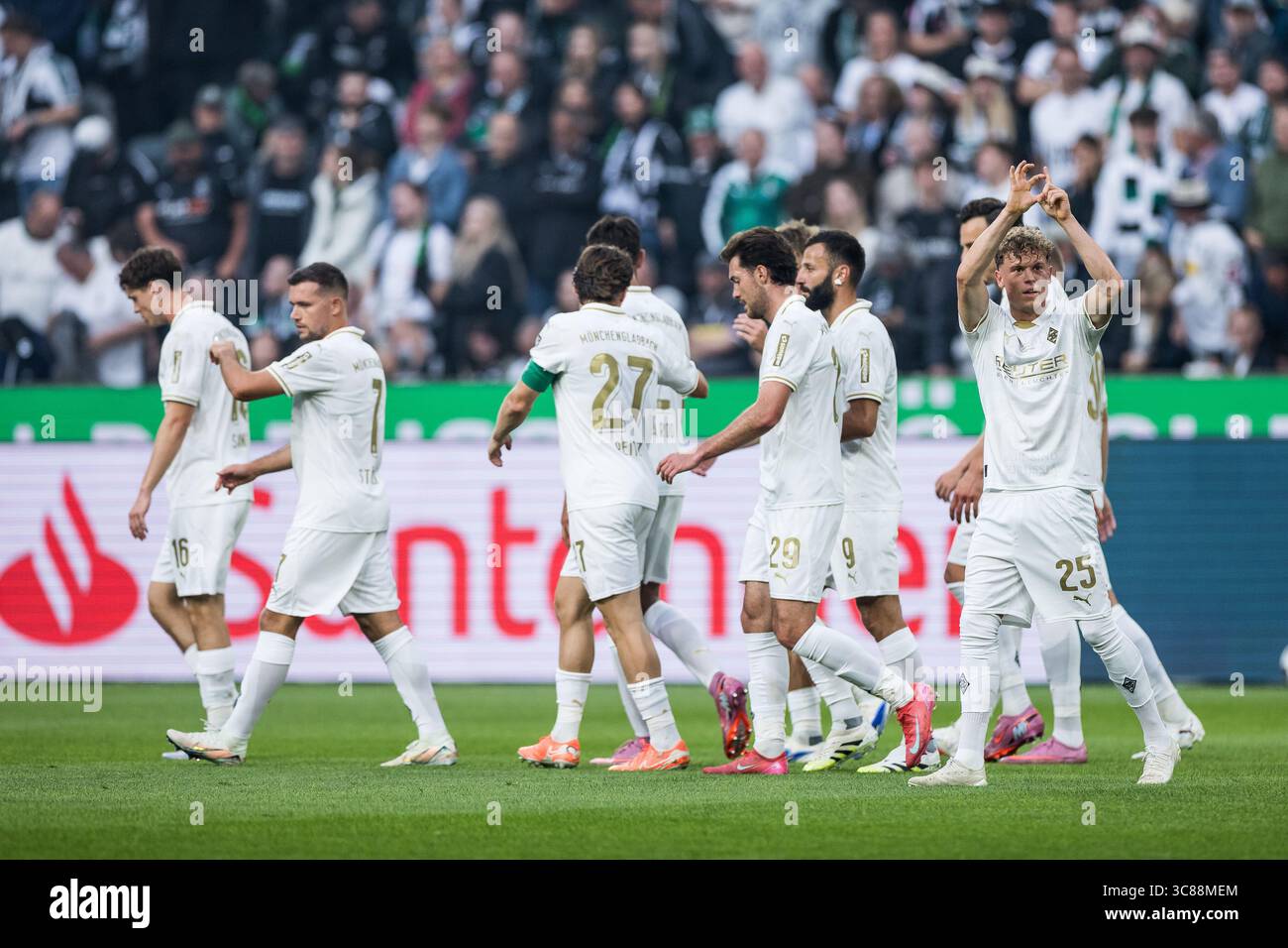 Jubel zum 1:0 durch Robin Hack (Borussia M?nchengladbach, 25) 125 Jahre Borussia M?nchengladbach ...