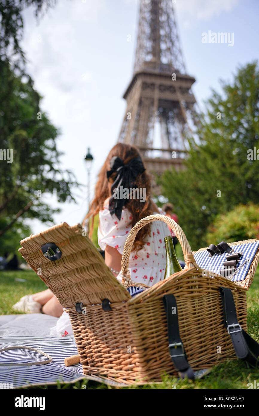 Picnic with basket near Eiffel Tower in summer Paris Stock Photo - Alamy