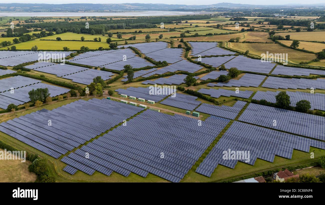 Solar construction farm uk hi-res stock photography and images - Alamy