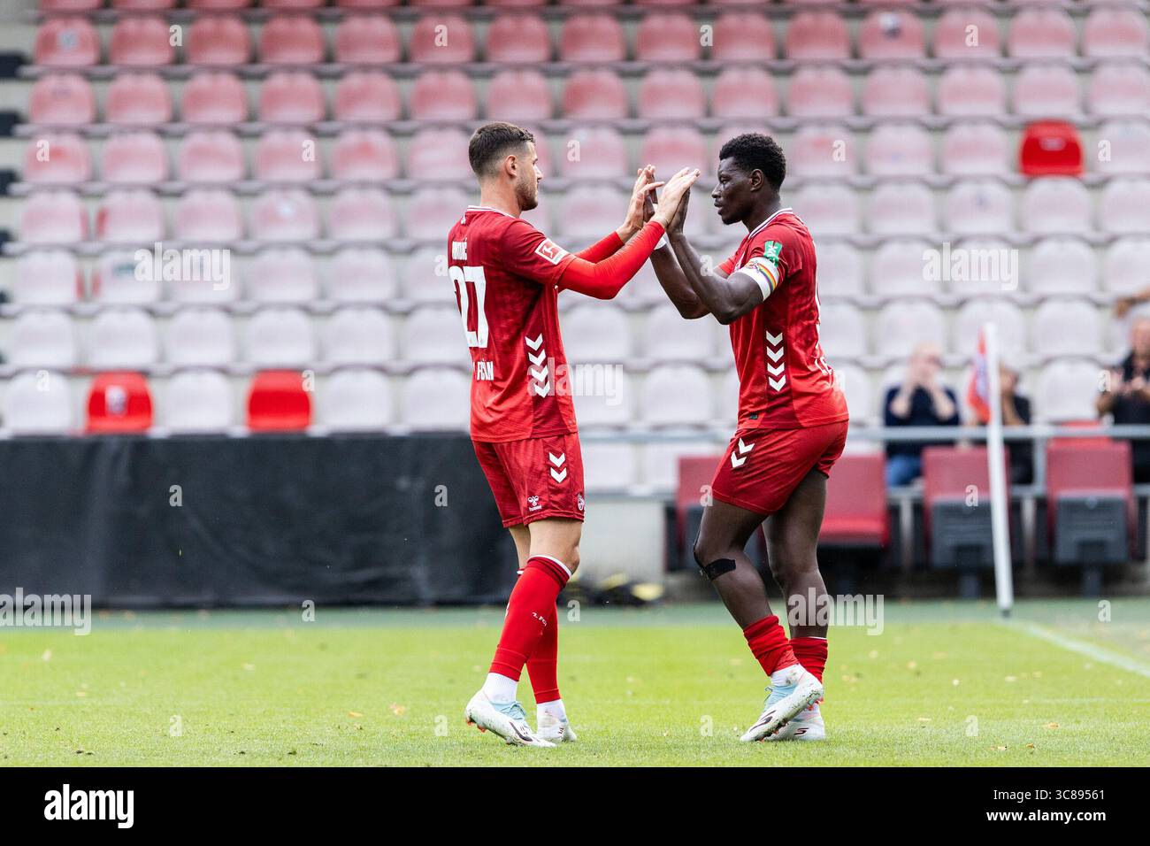 Imad Rondic (1.FC K?ln, 27), Ragnar Ache (1.FC K?ln, 9) nach dem Tor ...