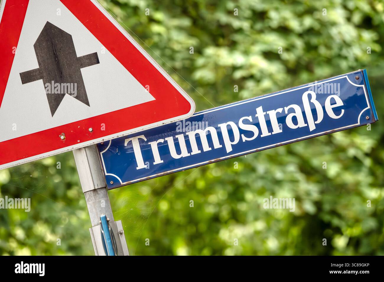 Trumpstraße, Straßenschild, Symbolfoto Vorfahrt für US-Präsident Donald ...