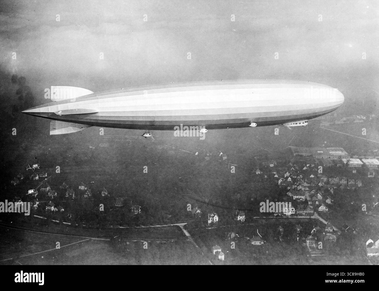 Airship hi-res stock photography and images - Alamy