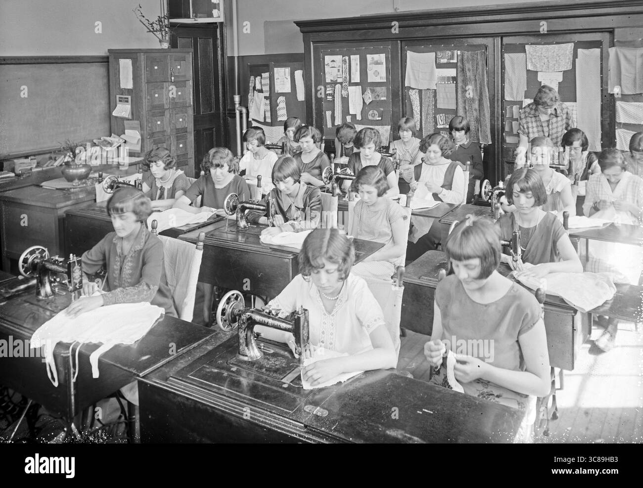 Girl's sewing class at East Side Continuation School, New York City ...