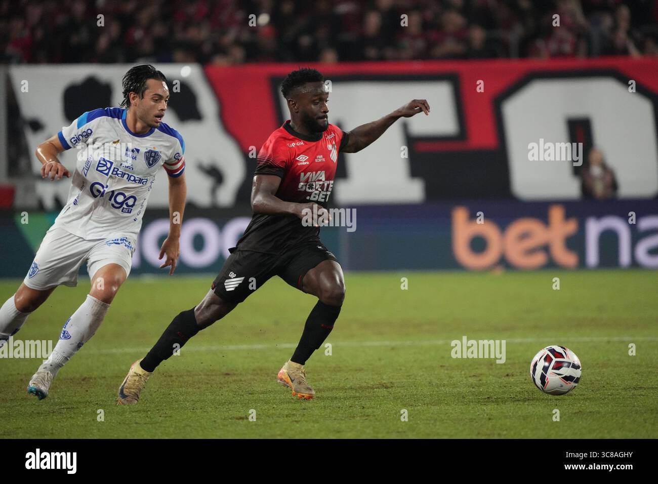 CURITIBA, PR - 03.08.2025: ATHLETICO X PAYSANDU - Steven Mendoza and ...