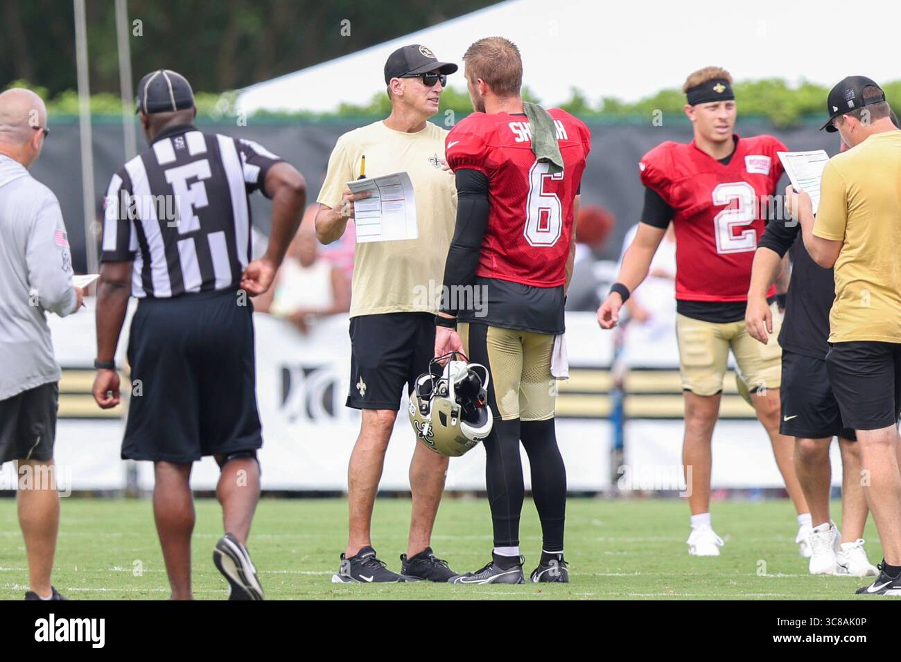 Offensive coordinator Doug Nussmeier talks to quarterback Tyler Shough ...