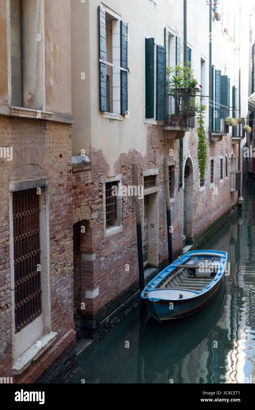 Moored traditional canal boat hi-res stock photography and images - Alamy