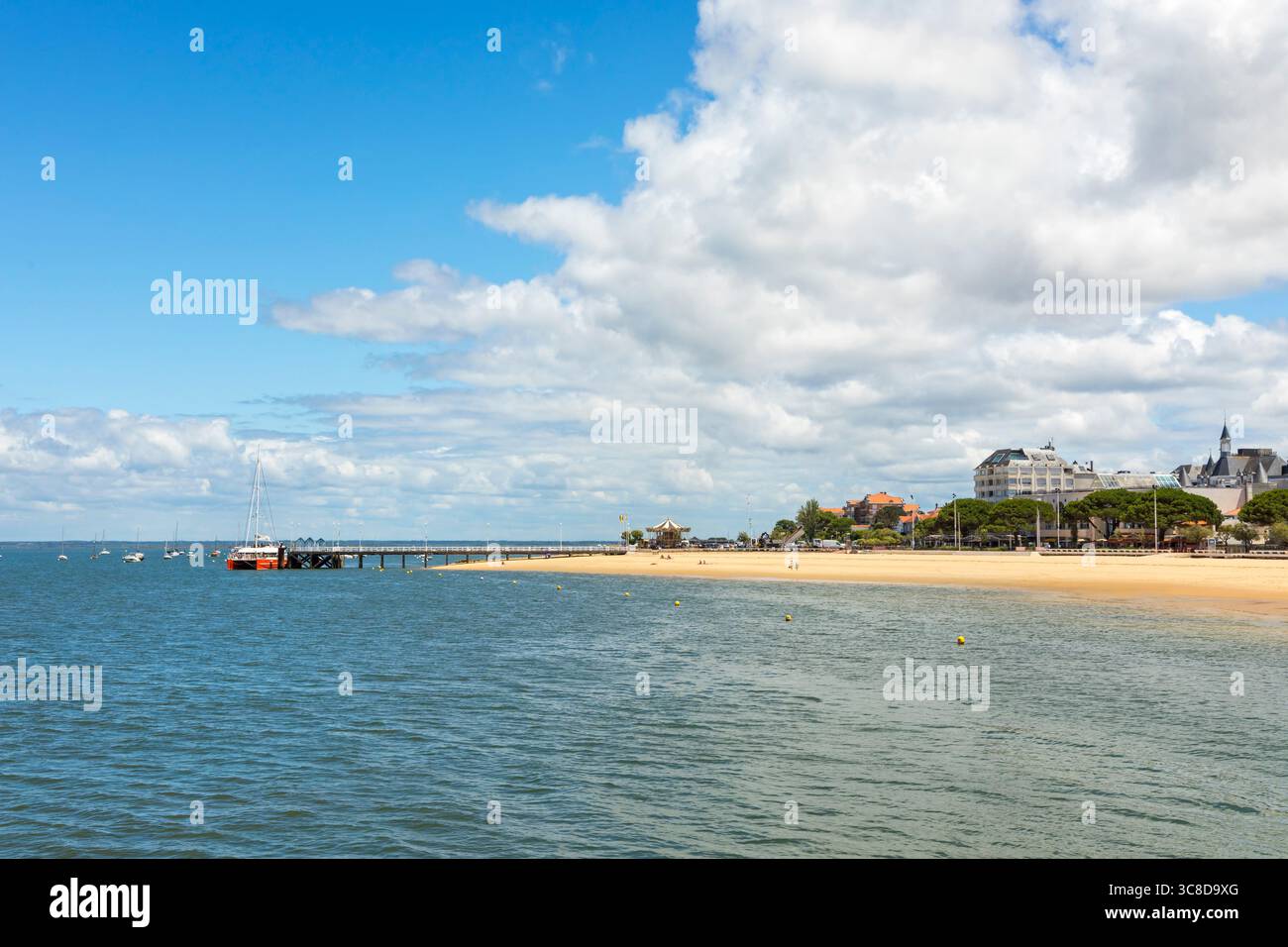 The beach of Arcachon with Eyrac pier and boardwalk Stock Photo - Alamy