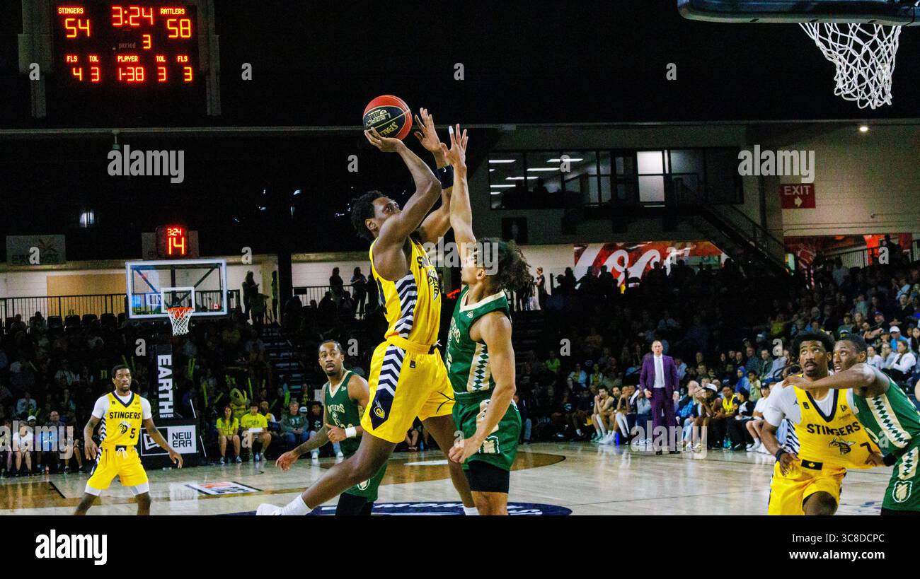Edmonton Stinger (24) Scottie Lindsey shoots over Saskatchewan Rattler (6) Isaac Simon in ...