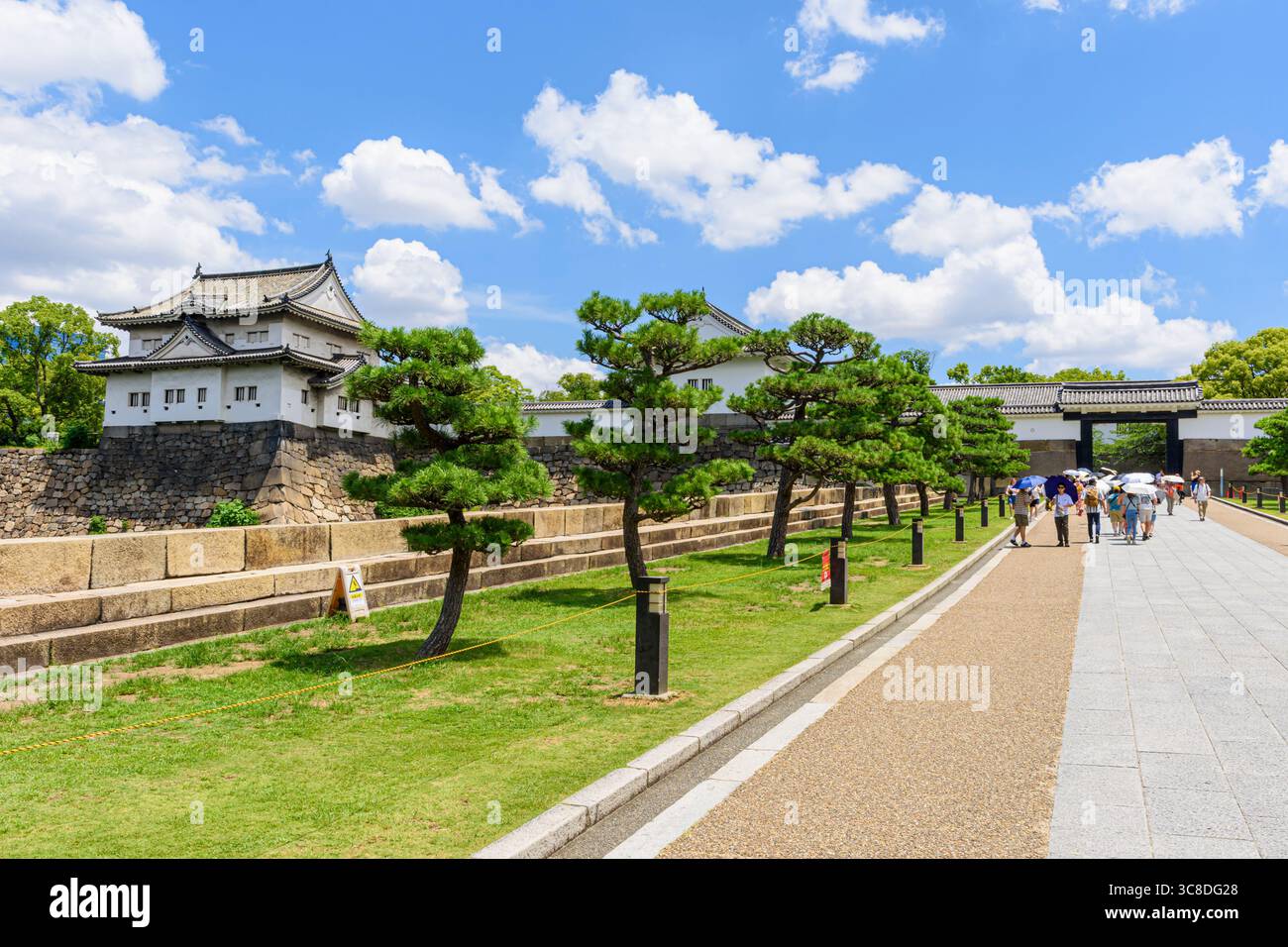 People entering the Ote-mon Gate overlooked by the Sengan-yagura Turret ...