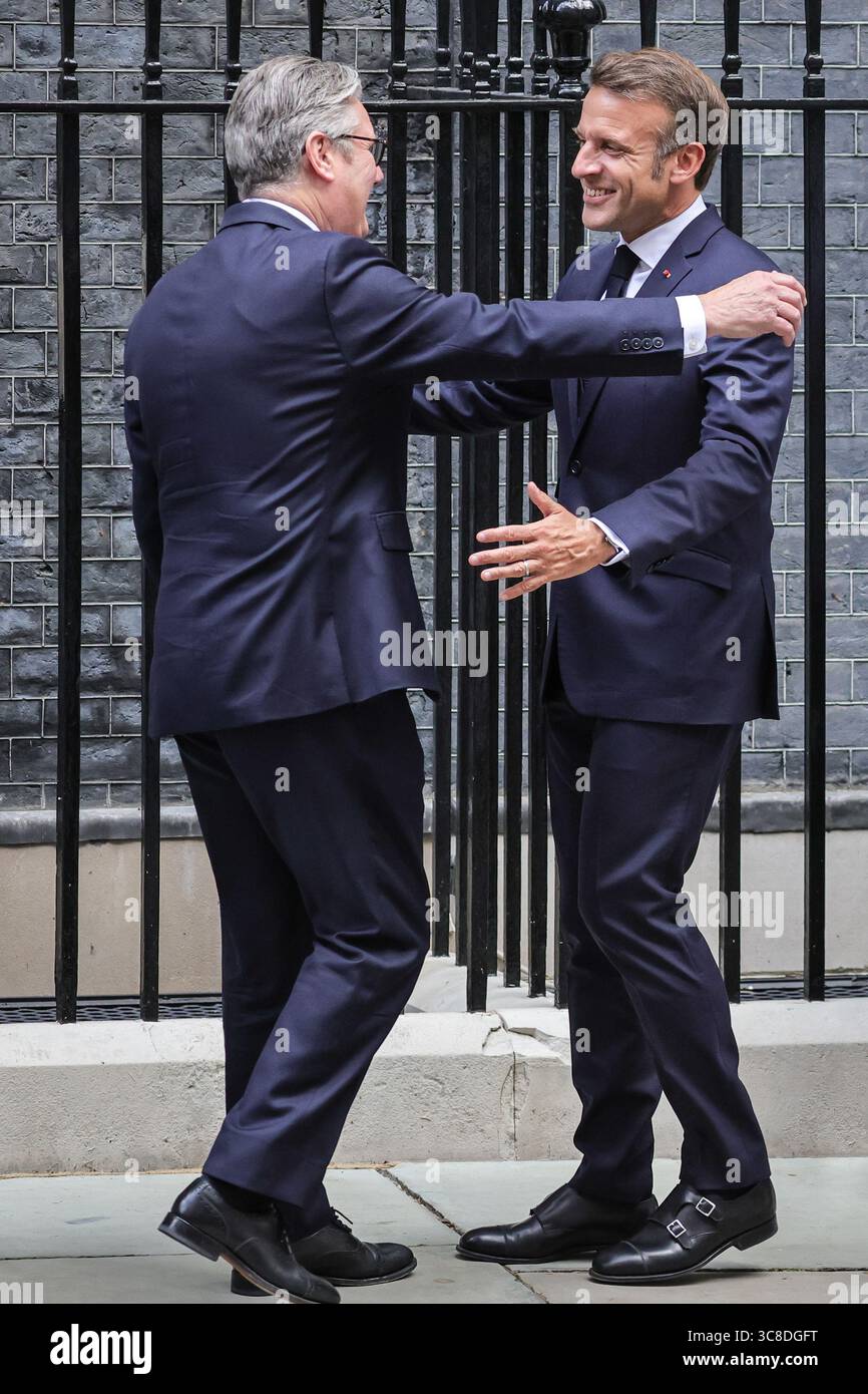 Sir Keir Starmer welcomes and hugs French President Emmanuel Macron ...