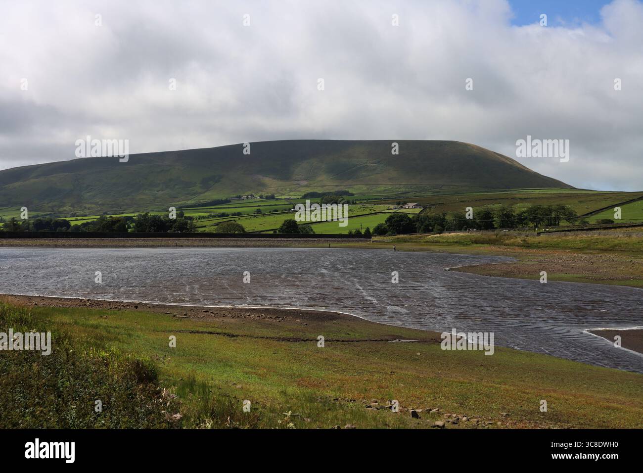 Pendle hill dotted with tiny hamlets and farms hi-res stock photography ...