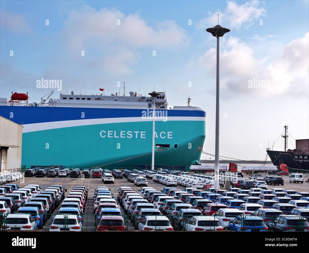Aerial photo shows export-bound vehicles await loading at Lianyungang ...
