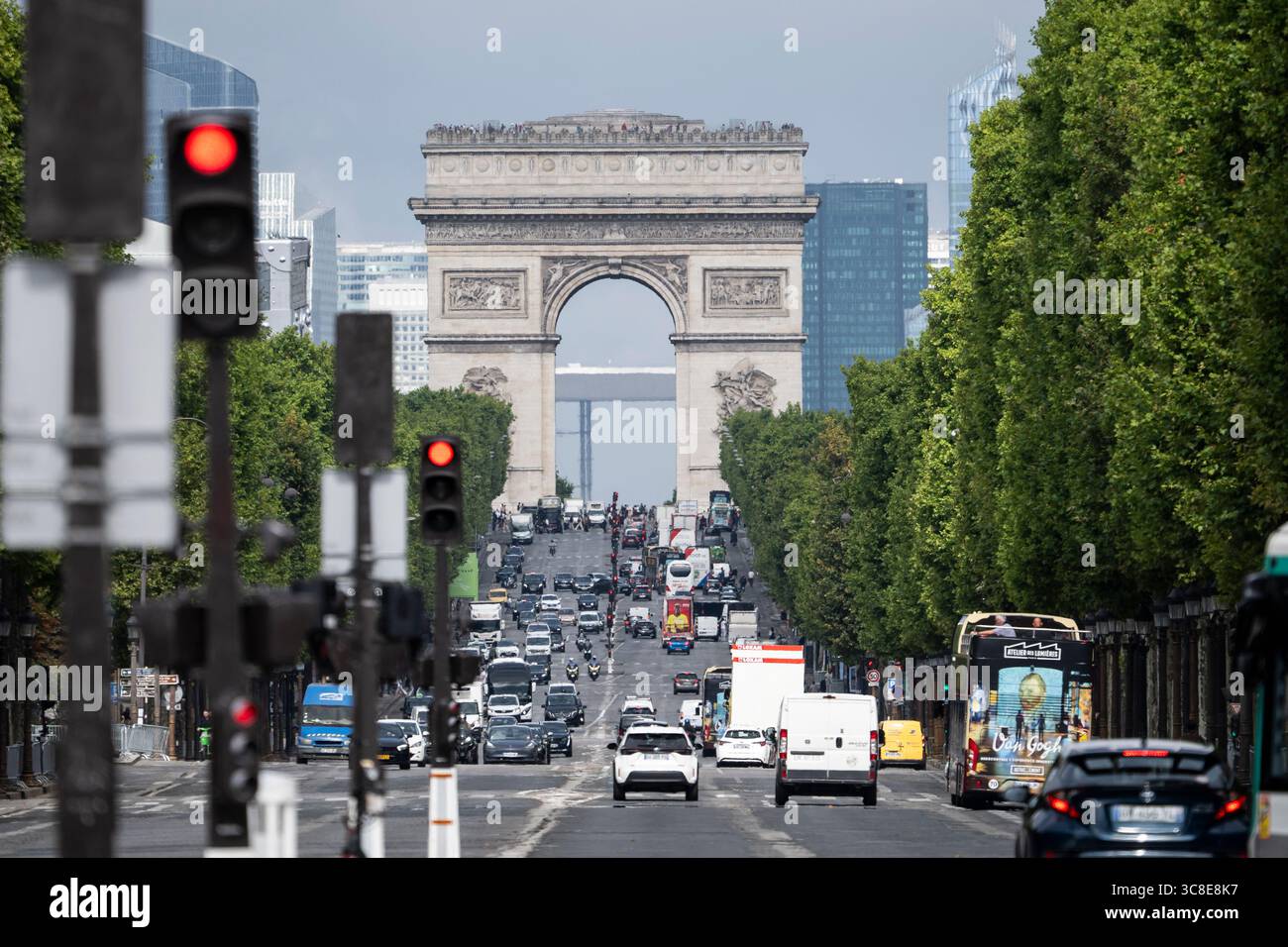 This photo shows road traffic in Paris and the Arc de Triomphe in Paris ...