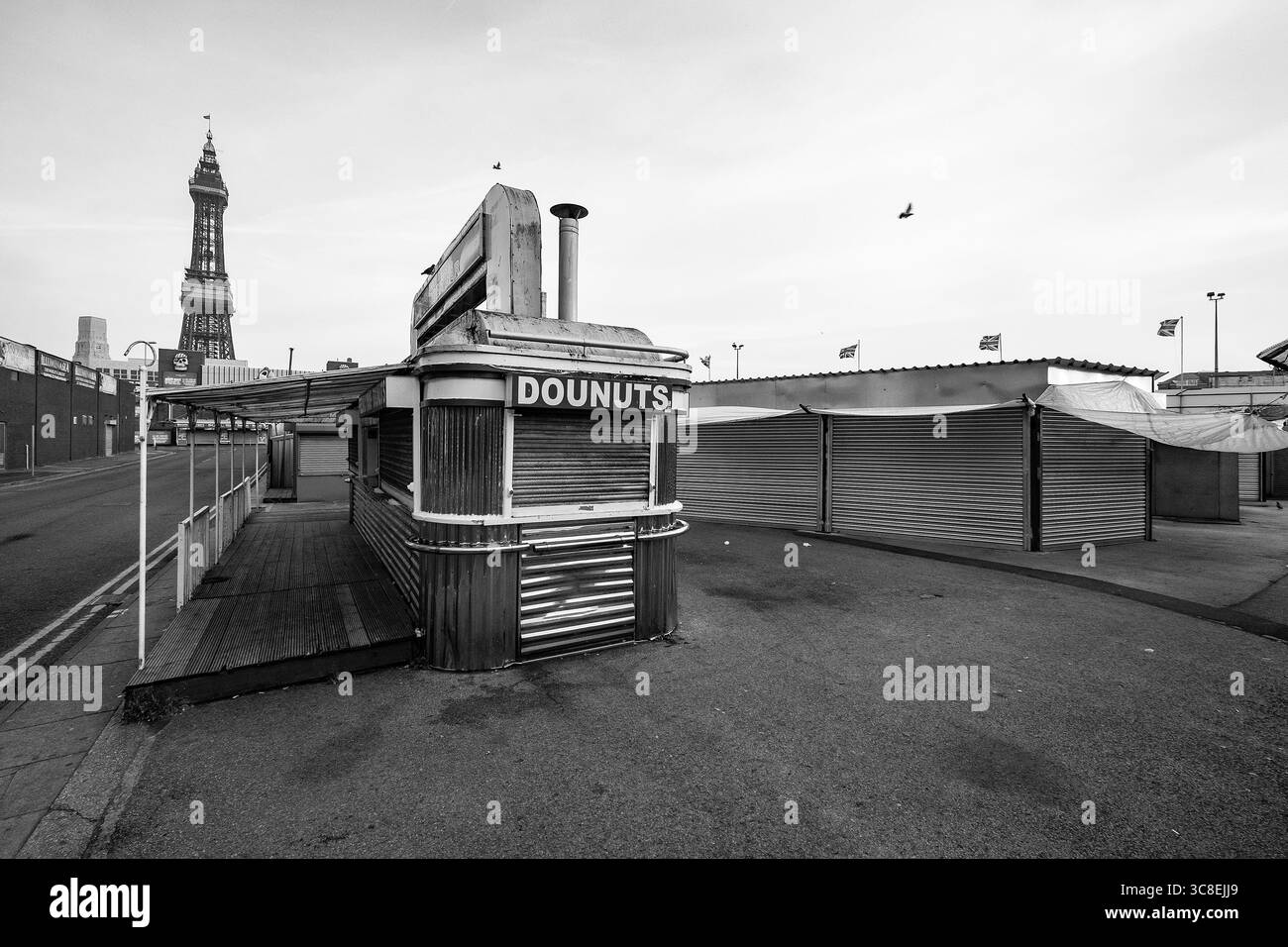 BLACKPOOL PLEASURE BEACH DOUNUTS VENDOR Stock Photo - Alamy