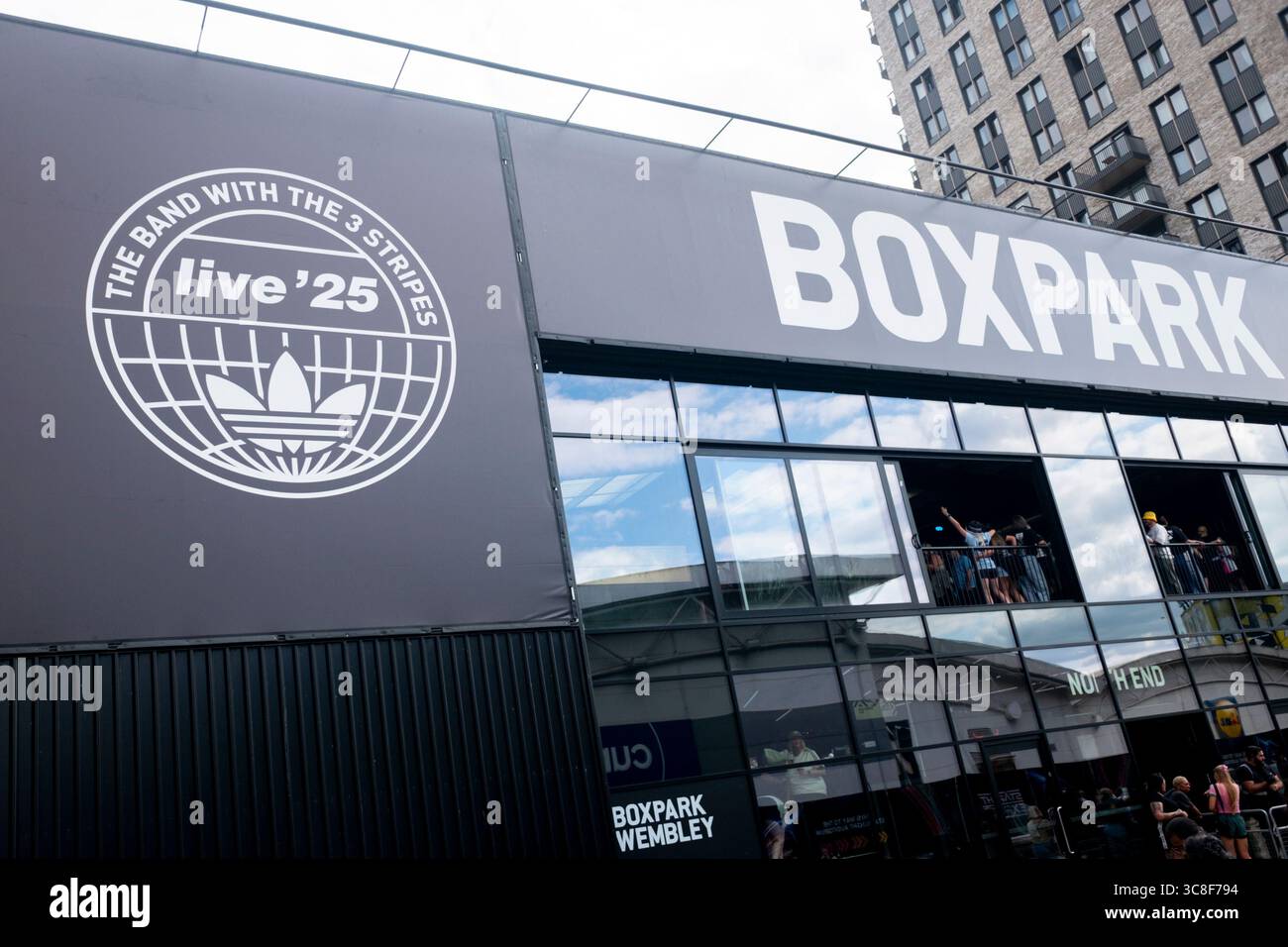 Oasis wembley august 2025 hi-res stock photography and images - Alamy