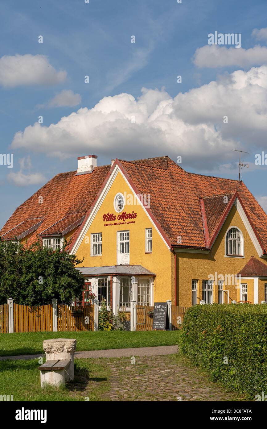 Charming yellow house "Villa Maria" in the old town of Viljandi ...