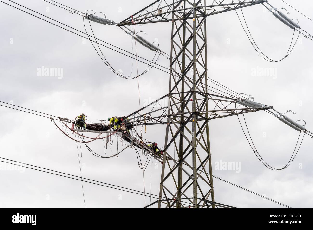 Electricity pylons uk and maintenance hi-res stock photography and ...
