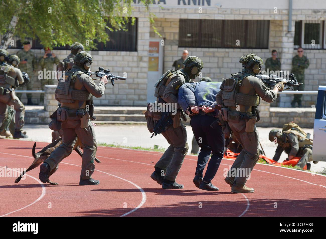 Demonstrated exercise of the Anti-Terrorist Police Unit held in Knin ...