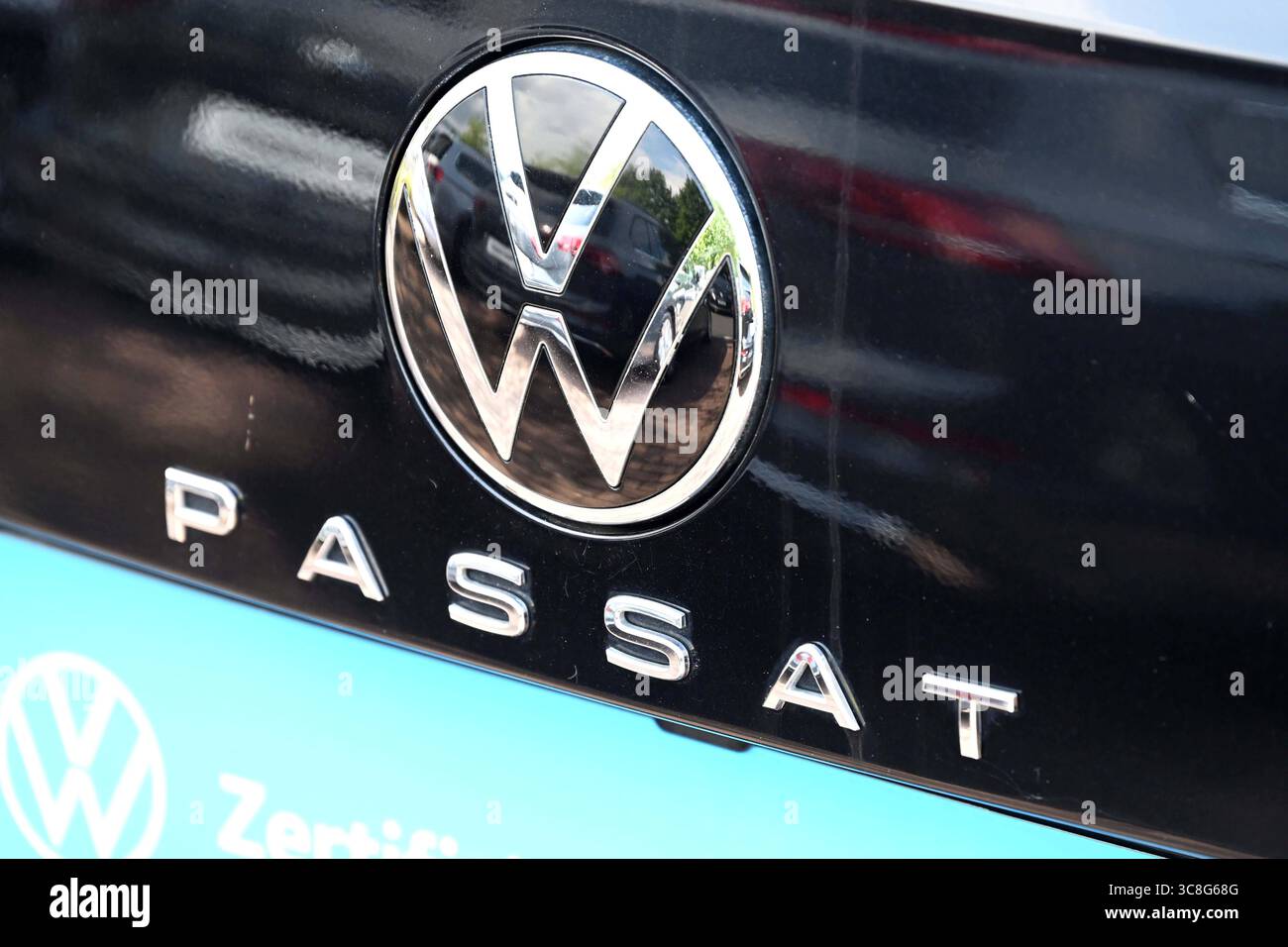 Das Volkswagen Logo auf einem Passat, VW, Feature, Symbolfoto ...