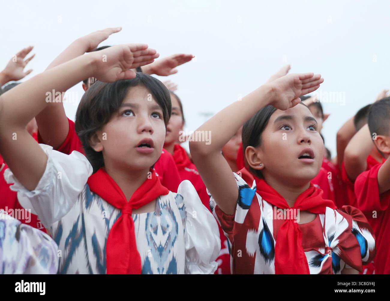 (250804) -- URUMQI, Aug. 4, 2025 (Xinhua) -- Patimanhan Parihat (R ...