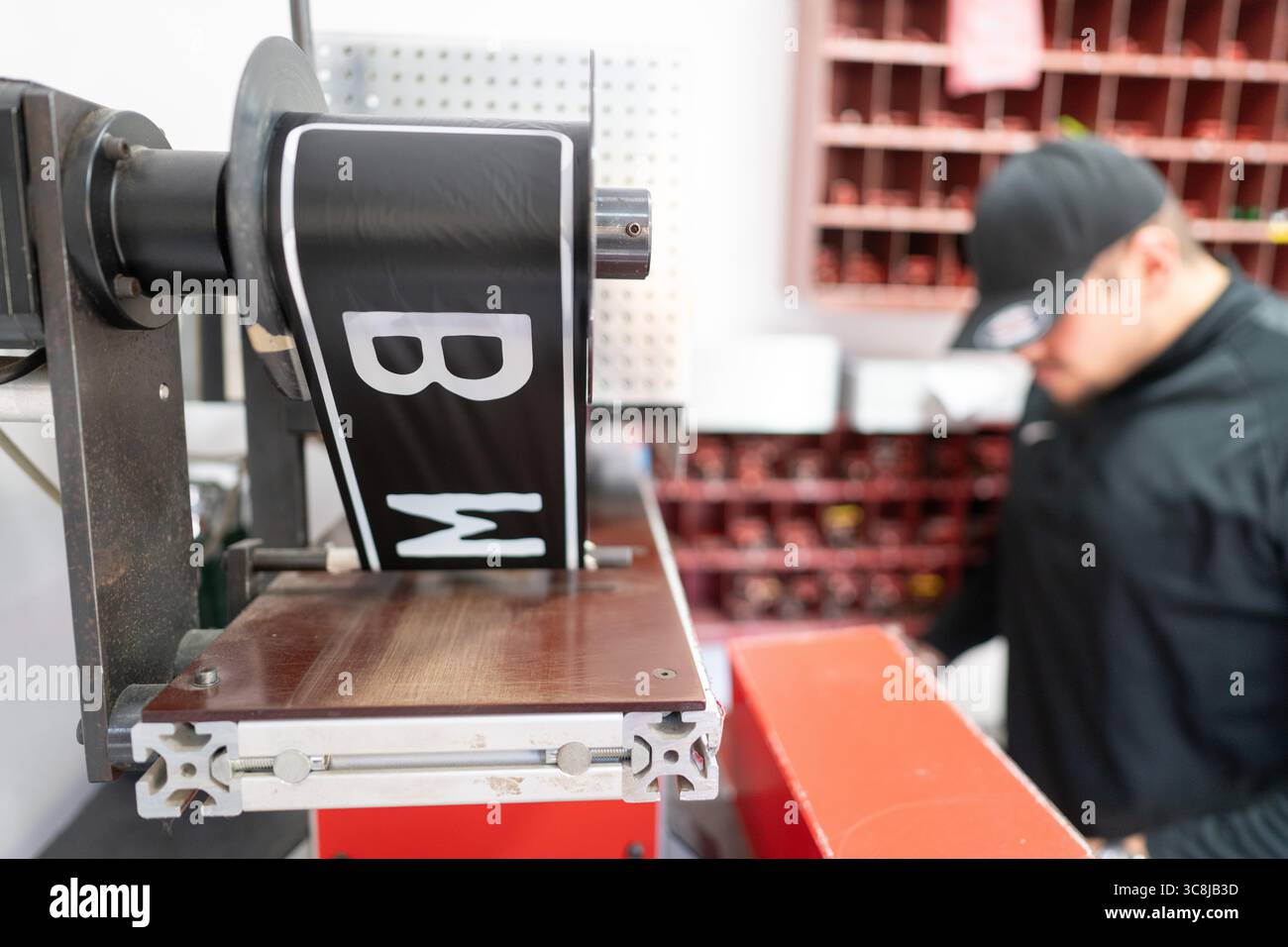ILLUSTRATION - 04 August 2025, Berlin: A man places a blank license ...