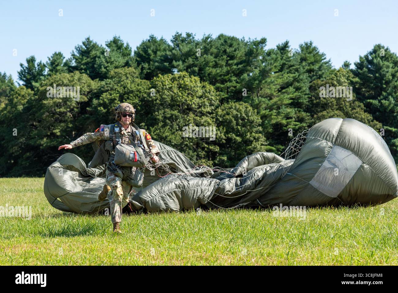 Soldier in uniform, competing at Leapfest International Airborne ...