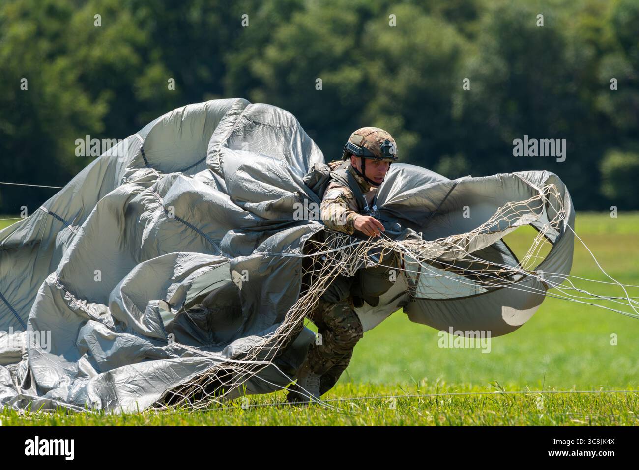 Soldier in uniform, competing at Leapfest International Airborne ...
