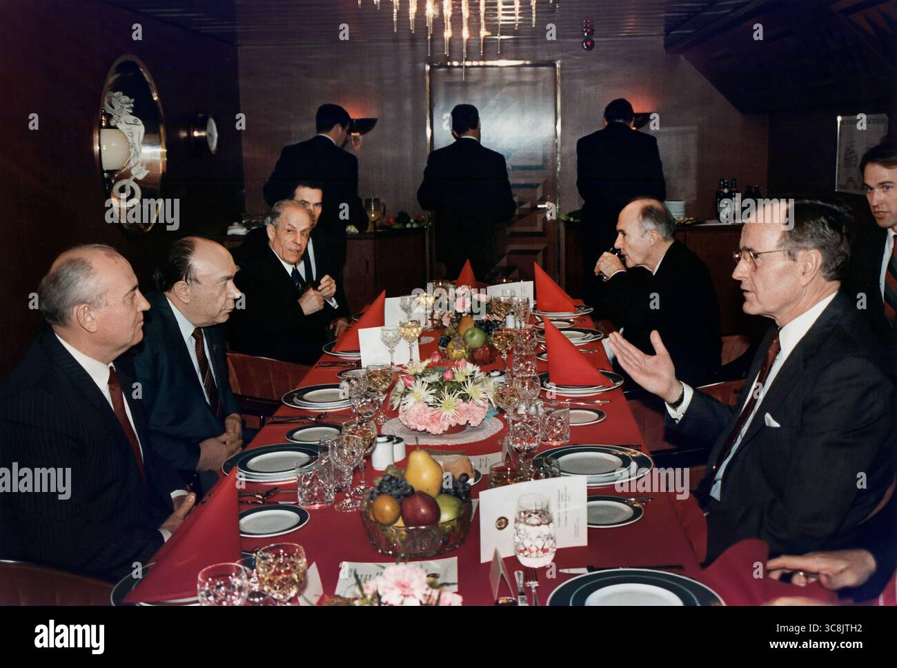 Presidents bush and gorbachev summit hi-res stock photography and ...