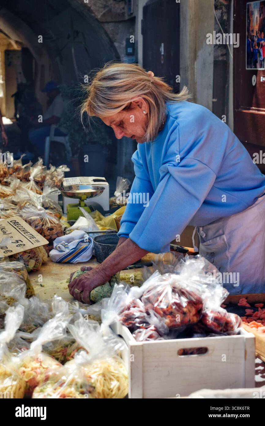 Vecchia nonna hi-res stock photography and images - Alamy