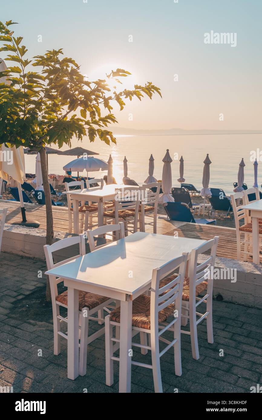 Restaurant with white tables hi-res stock photography and images - Alamy