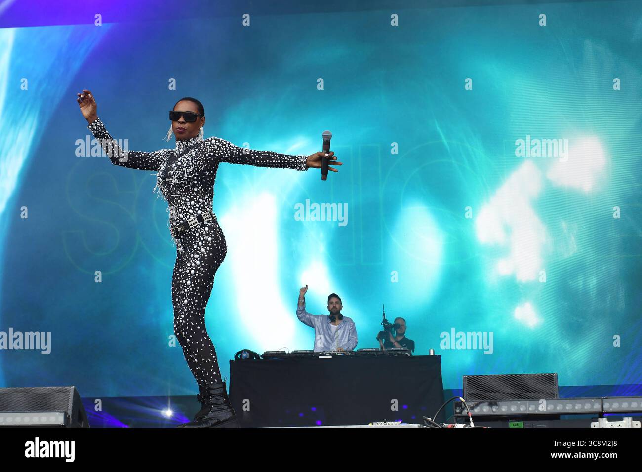 BRIGHTON, ENGLAND - AUGUST 03: Sonique performing at Brighton Pride ...