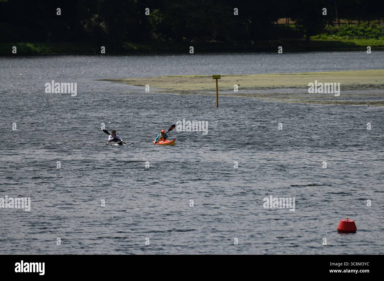 Kayakers, paddlers, and canoeists on Lake Baldeney near Essen ...