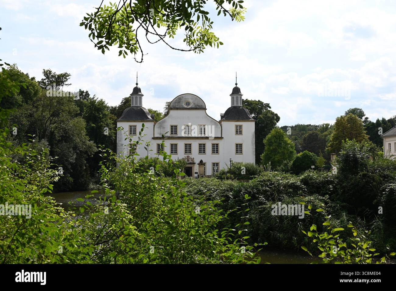 Borbeck Castle in Essen, Baroque moated castle in Essen-Borbeck ...