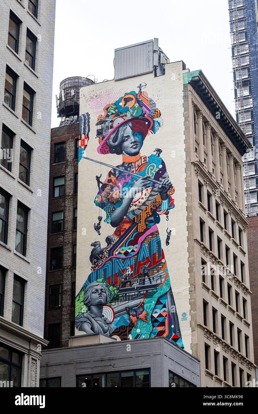 The Gilded Lady mural by Tristan Eaton on Fifth Avenue in New York City ...