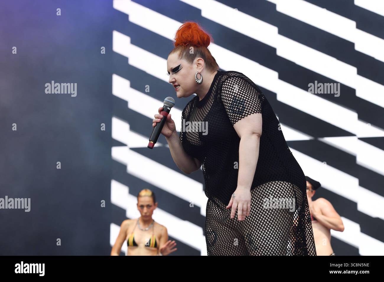 BRIGHTON, ENGLAND - AUGUST 03: Beth Ditto performing at Brighton Pride ...