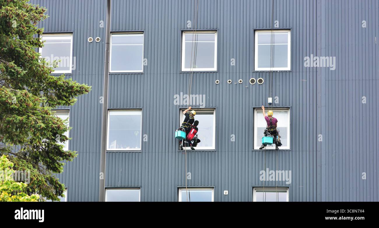 Rope access window cleaning hi-res stock photography and images - Alamy