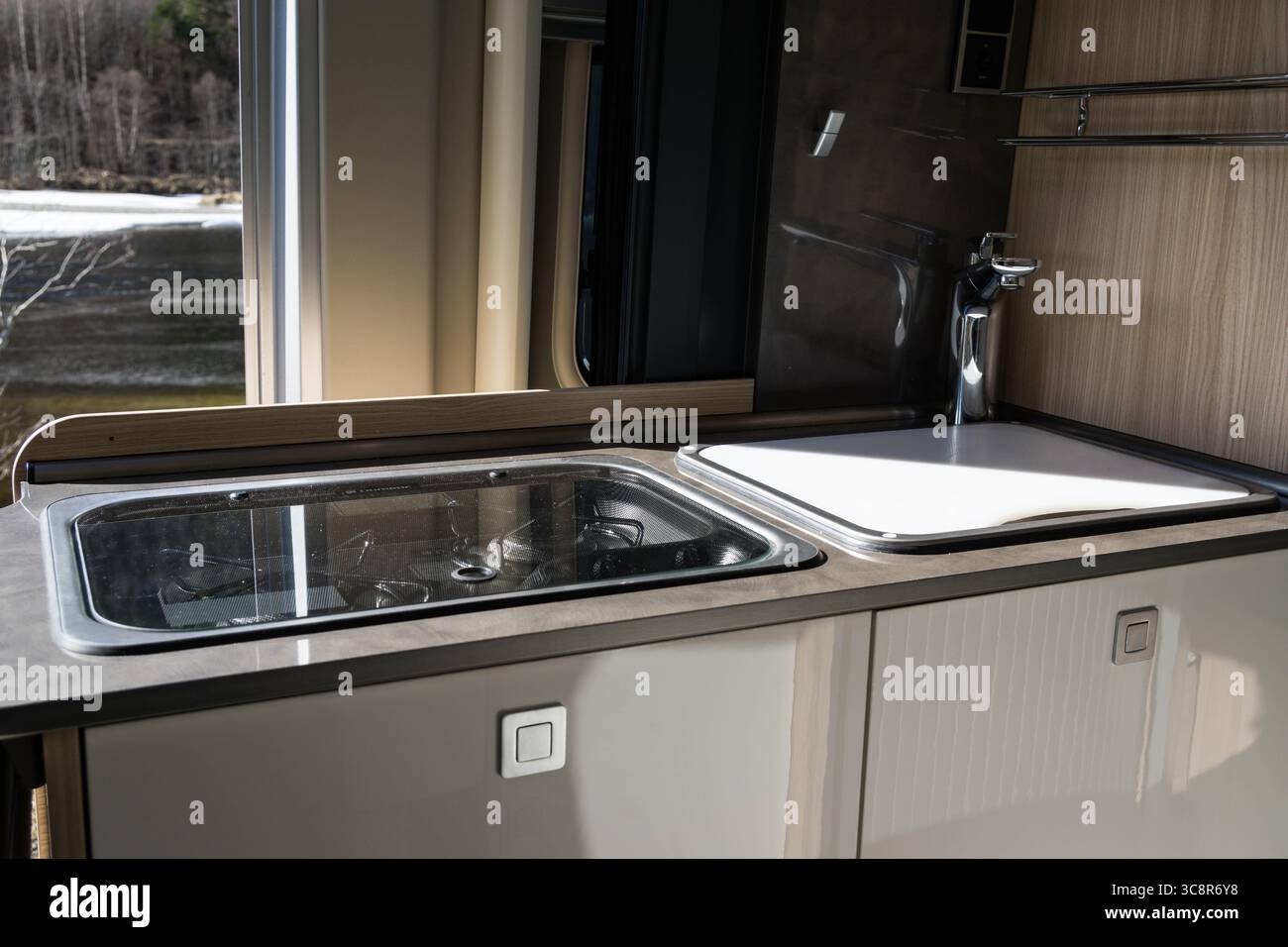 Small compact modern kitchen hi-res stock photography and images - Alamy