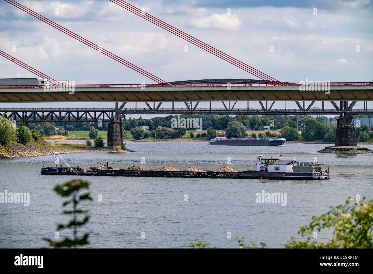Hydro folding barges hi-res stock photography and images - Alamy