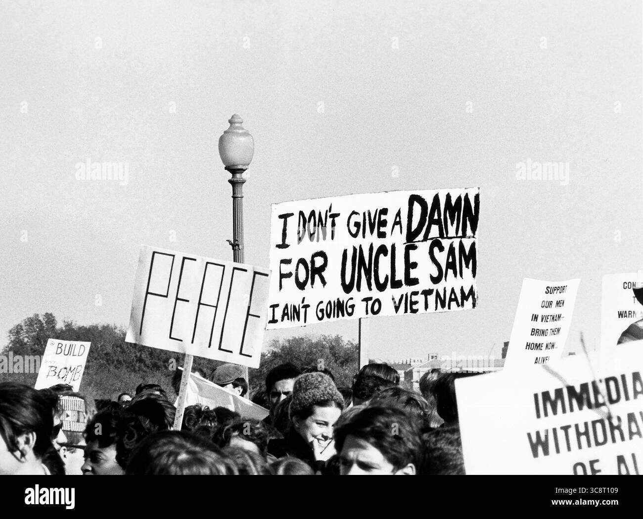 Anti-Vietnam War protesters during march on the Pentagon, Washington, D ...