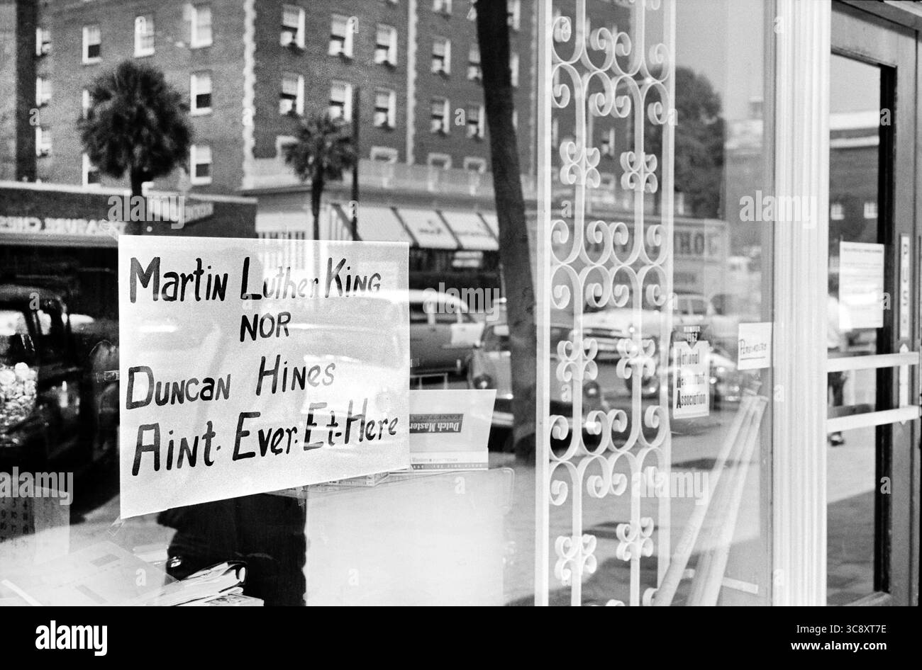 Racist sign usa 1962 hi-res stock photography and images - Alamy