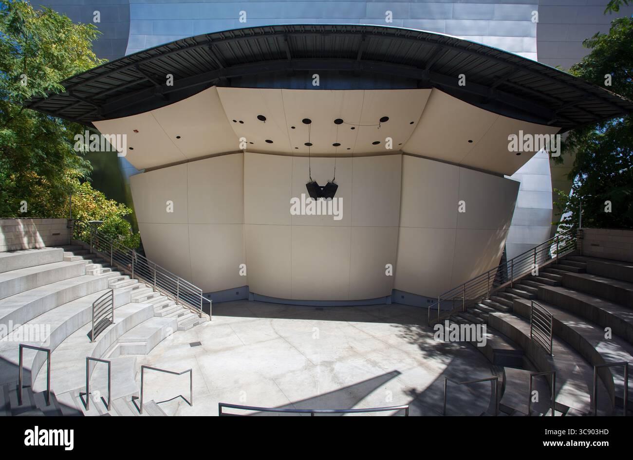 The Amphitheater at Walt Disney Concert hall mdoern architecture ...